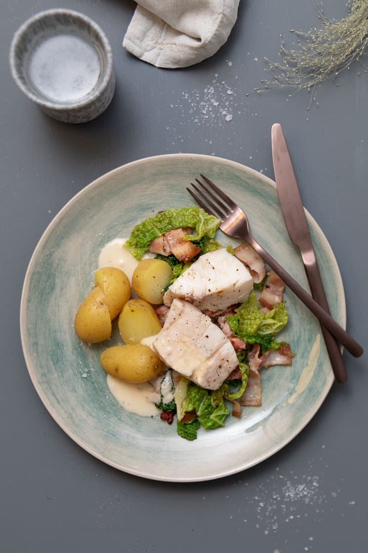 Dampet hvid fisk med savoykål, bacon og peberrodscreme - Opskrift - RetNemt