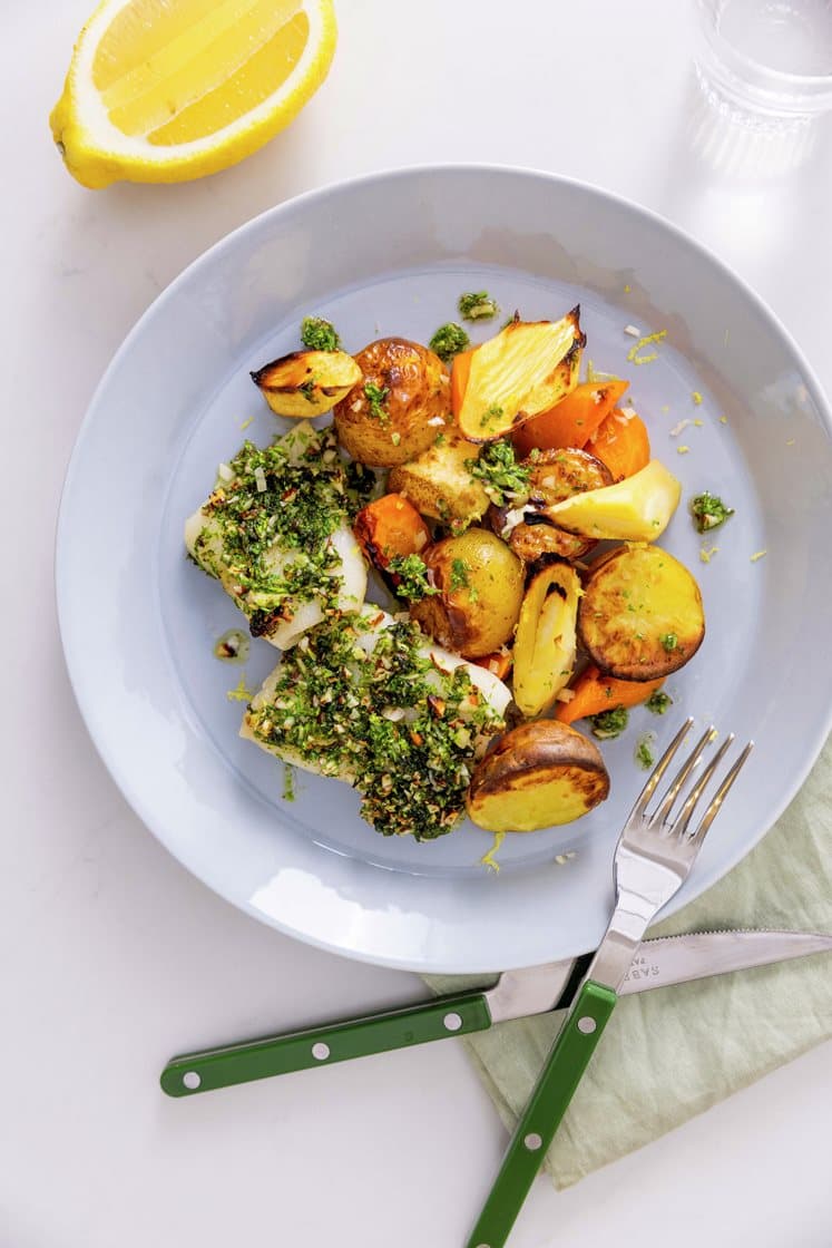 Bagt fisk med ovnstegte rodfrugter og persillepesto - Opskrift - RetNemt