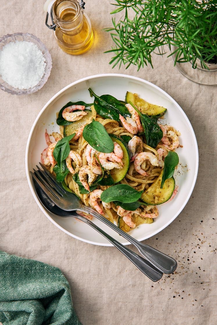 Pasta pesto med rejer og hvidløgsstegt squash - Opskrift - RetNemt