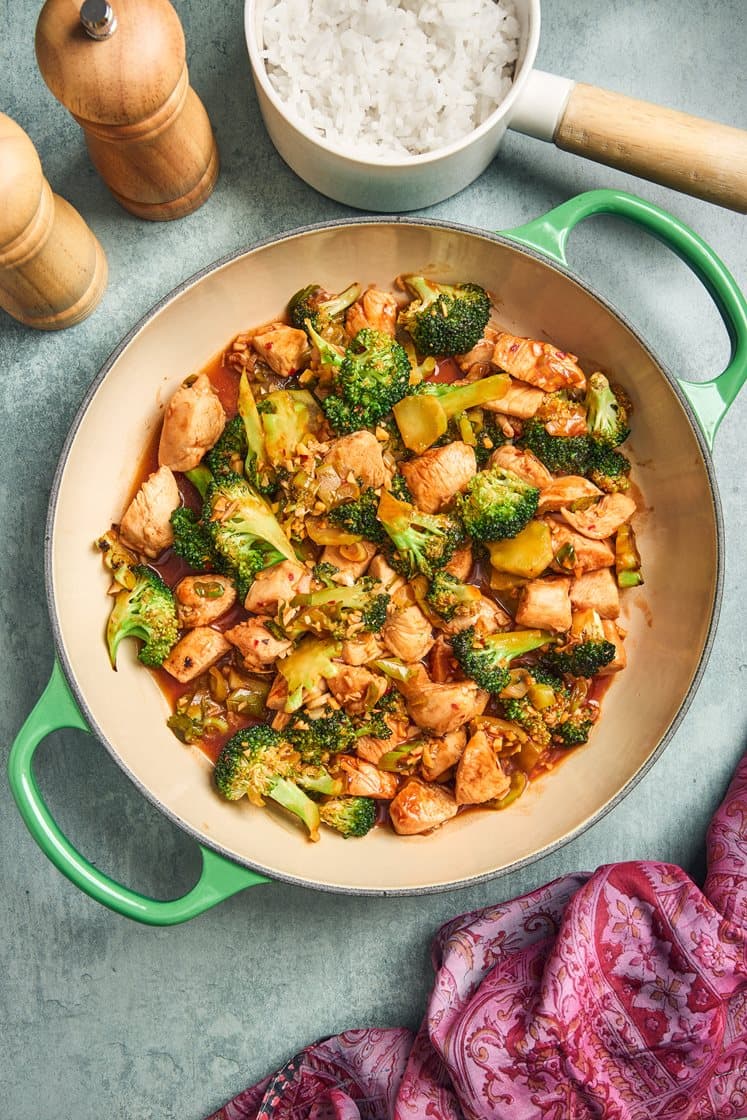 Wok med kylling og broccoli i sursød sauce - Opskrift - RetNemt